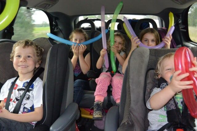 6 Ways To Entertain Kids While Travelling (tips To Keep Them Busy And ...