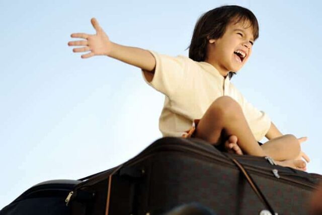 6 Ways To Entertain Kids While Travelling (tips To Keep Them Busy And ...